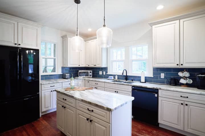 Campus Cottage: Hot Tub + Walk To Assembly Hall - 블루밍턴