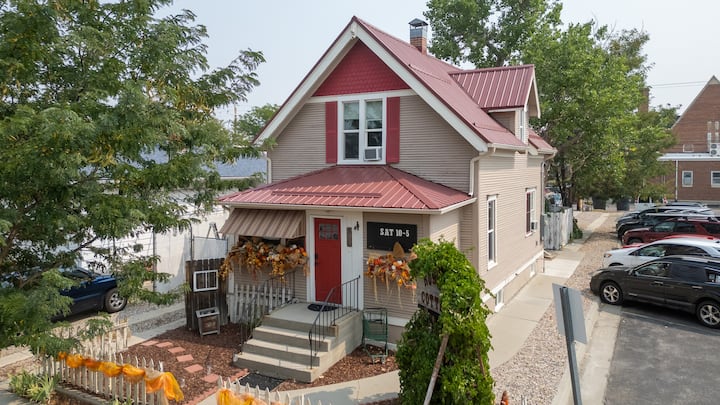 2 Bed Vintage Basement Bungalow - Casper, WY