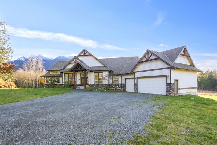 Stunning Views, Hottub, Sauna, Wifi, 13 Acres - Chilliwack