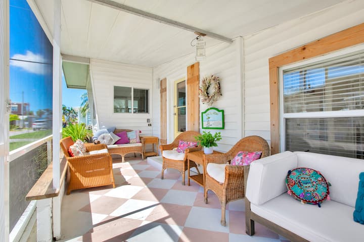 Seagull Cottage Cortez, Sleeps 6, Walk To Beach - Bradenton Beach, FL