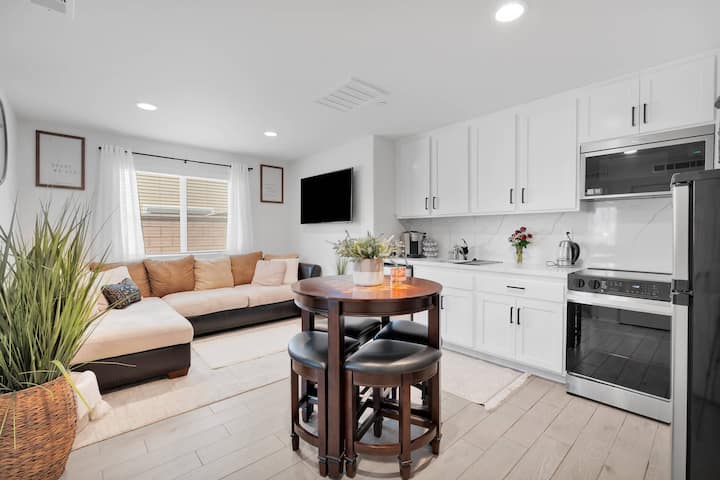 New! Cozy Home+wi-fi&long Stays - Victorville, CA