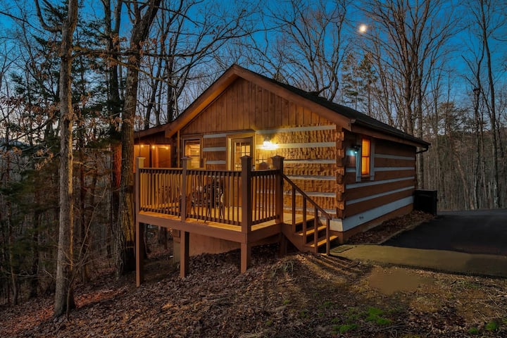 Hot Tub + Arcade | Smoky Mountain Cabin Escape - Tennessee
