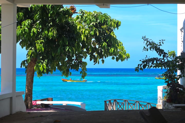 Central Beachfront Kingsize | Balcony - Ocho Rios