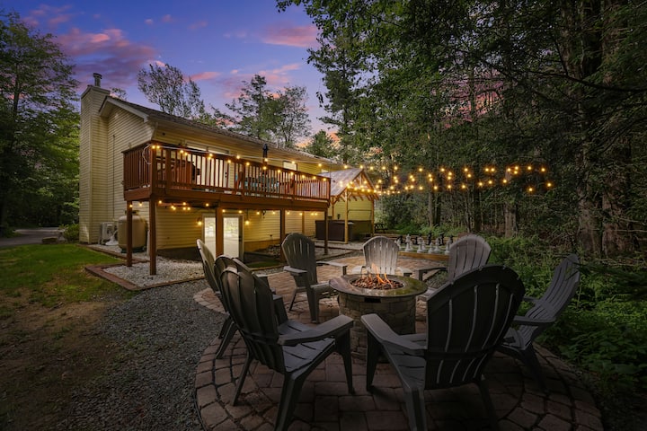 Spacious Home In Poconos~firepit~jacuzzi~game Room - Mount Pocono, PA