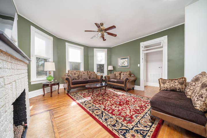 Modern Comfort & Victorian Charm - Hot Springs, AR