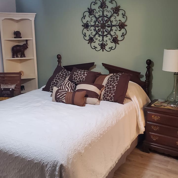 Pink House Guest Room By The Winery - North Myrtle Beach, SC