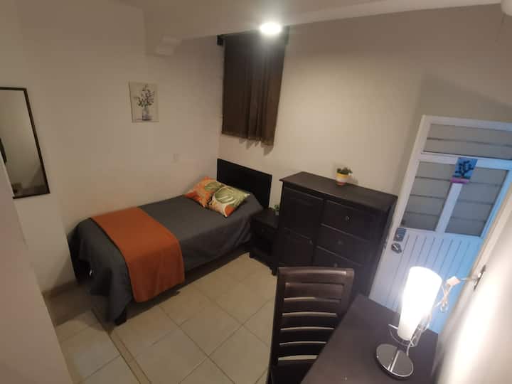 Centrica Estancia Con Cosineta Y Baño Privado. - Uruapan