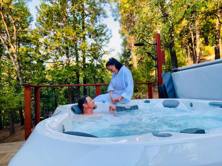 Romantic Getaway Near Lakes + Private Hot Tub - Arnold, CA