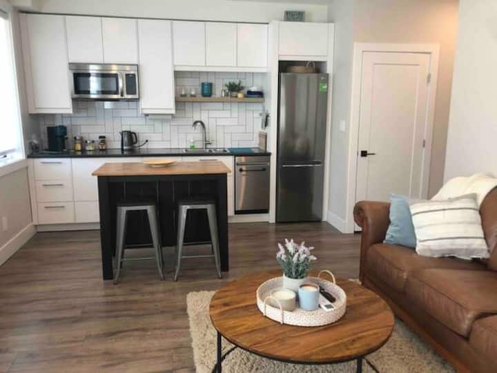 Bright 1-bedroom Suite, Walk To Shawnigan Lake - Vancouver Island