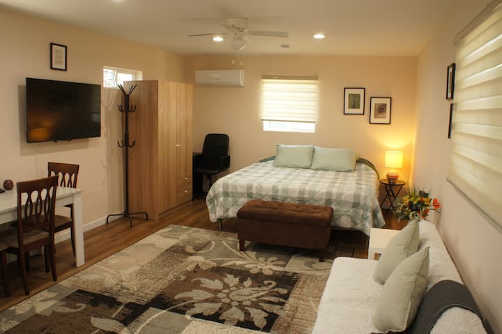 Modern Private Cozy Guesthouse - Los Angeles, CA
