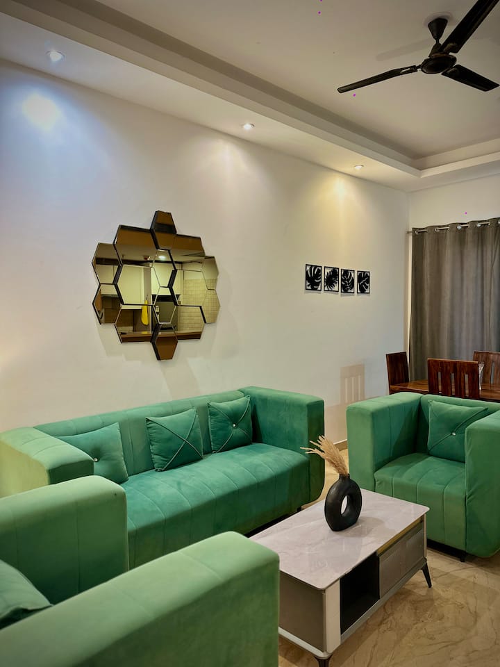 *River View* Stunning Apartment. Metro 3 Mins Walk - Noida