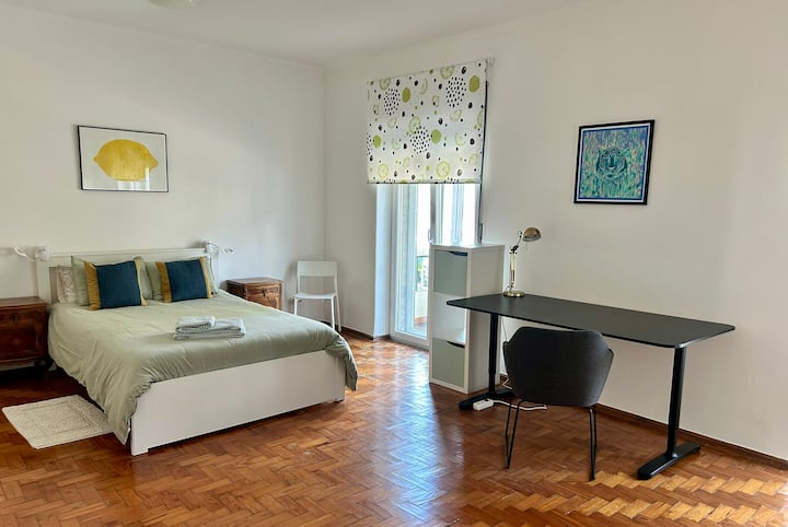 Room In Central Apartment - Estoril