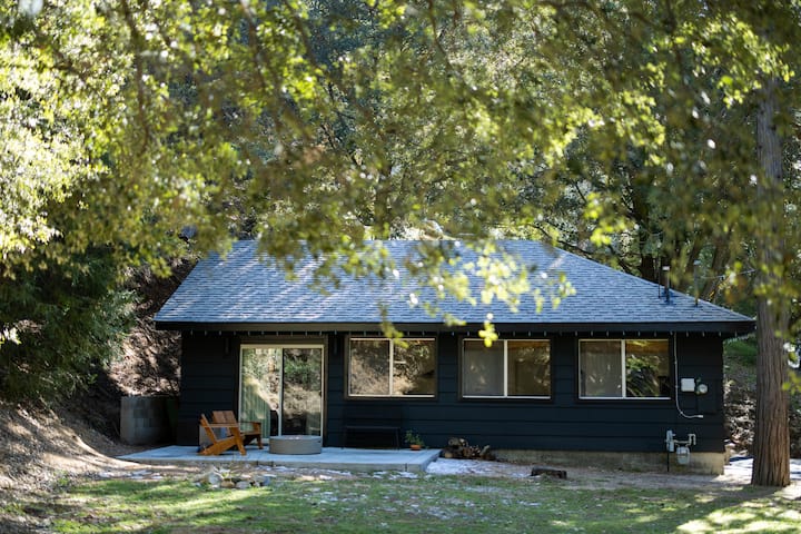 Moon Haus . Chic. Cozy. Fire Pit - Crestline, CA