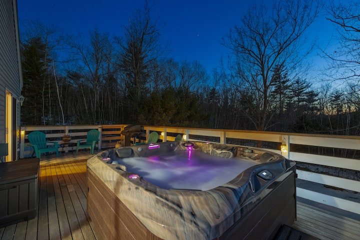 ~Jacuzzi~gameroom~  Firepit~mountain~sleeps 12~ - New Hampshire