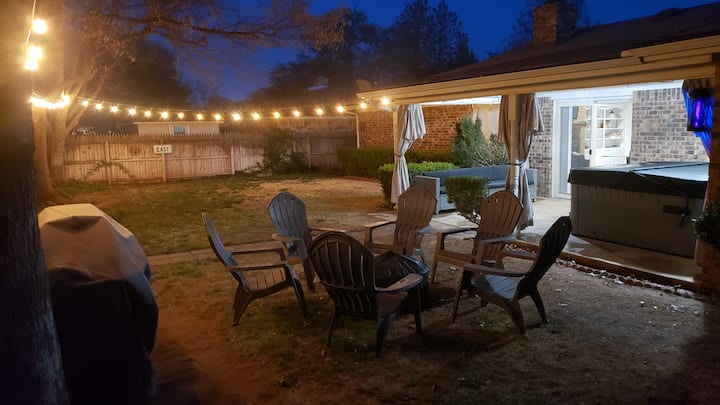 Hot Tub,  100% Private, Sleeps 11+, Tons Of Space! - Lubbock, TX
