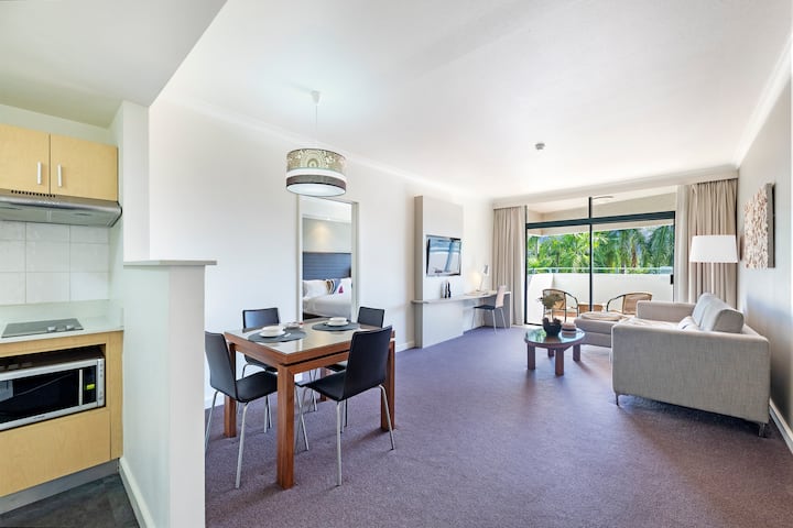 Towering Palms: Resort-style Pool Stay W/ Studio - Darwin