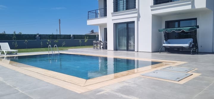 Didim'de Havuzlu Lüks Villa - Akbük