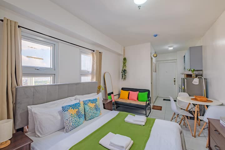 City Studio | Balcony + Wi-fi| Work-friendly Stay - Quezon City