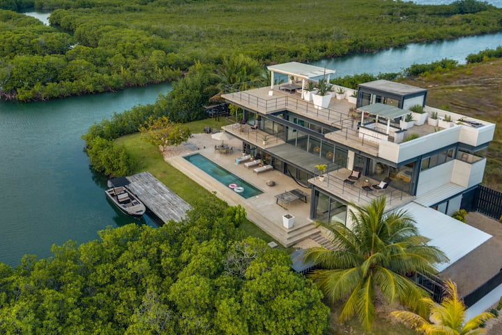 Waterfront Villa, W/boat, 40ft Pool & Rooftop Bar - Belize