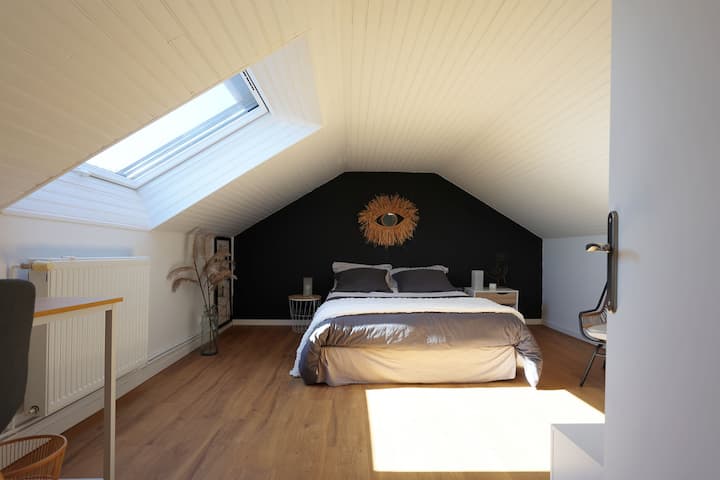 Chambre à L'étage Dans Belle Maison Avec Piscine - Chaumont