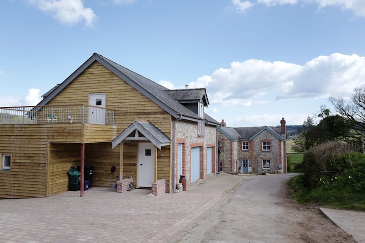 Contemporary Rural Barn Conversion Sleeps 6 - Honiton