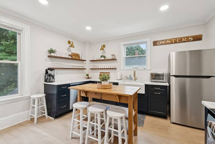 The Portland Getaway - 3 Bed Apt W Historic Charm - South Portland, ME