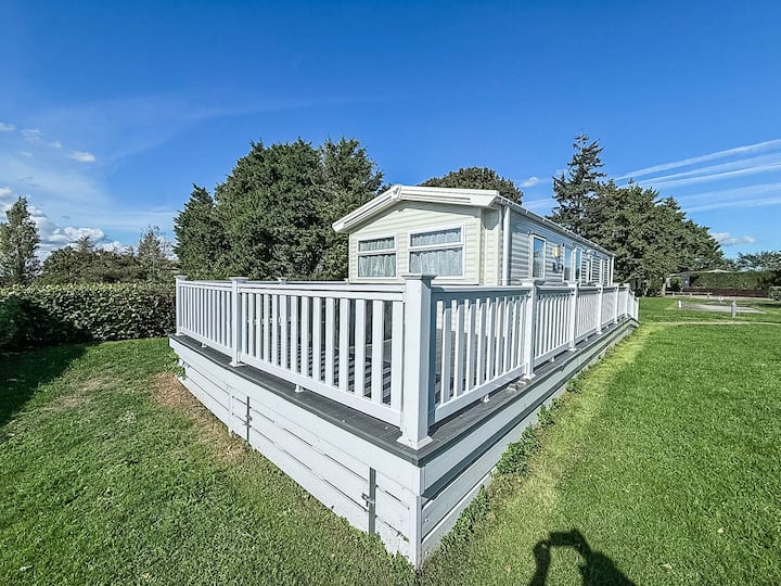 Beautiful Caravan & Decking, Norfolk Ref 89001mv - Caister-on-Sea