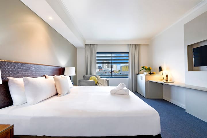 Harbourfront Haven: King Studio With Tropical Pool - Darwin
