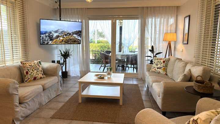 Beachfront 2br Villa With Terrace | Steps To Sea - Kemer