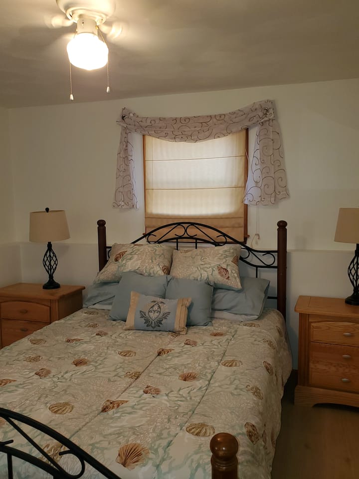 3 Room Efficiency Apt Near Beach - Bristol, RI