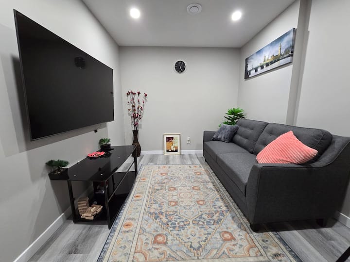 Private Suite • Comfy Stay In Prime Location! - Regina