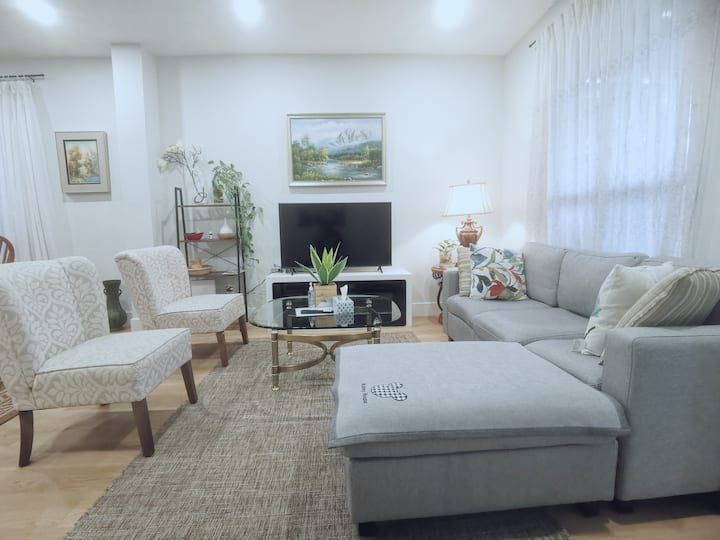 3 Bedrooms House, Sleeps 6 / Free Parking - Toronto