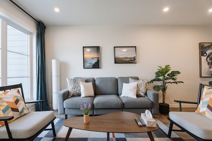 Stylish Home | Central Ac| Pond View| Banff Access - Calgary
