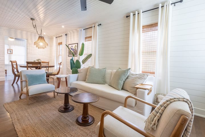 Navy Point Bungalow Near Beaches/ Downtown/nas - Warrington, FL