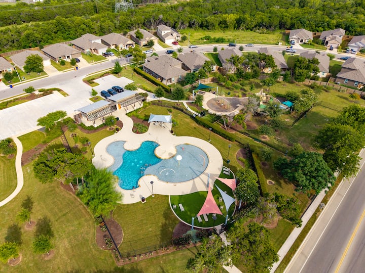 4br Pool + Fire Pit | Superhost | Barr Mansion - Austin, TX