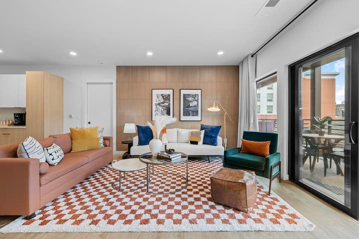 Luxe Stay Walk 2 Bdwy! King, Balcony, Gym, Parking - Nashville, TN