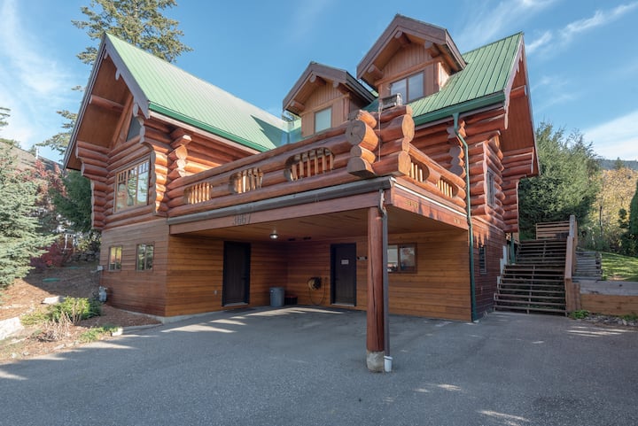 Pine Siskin Lodge - Entire Log House! Sleeps 8! - Salmon Arm