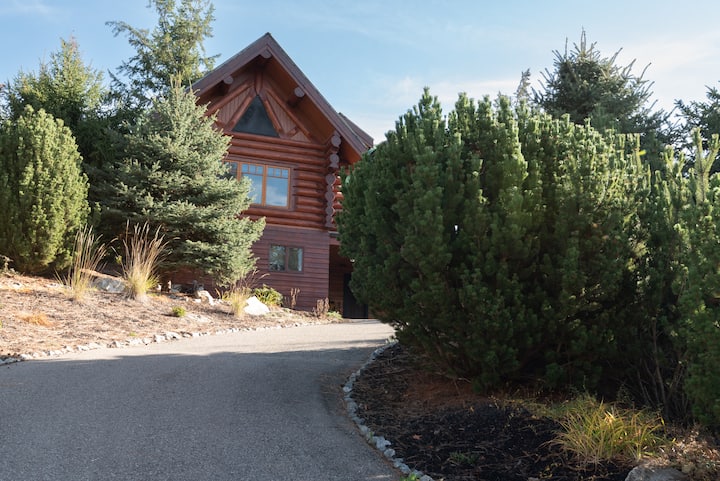 Gorgeous Log House - Upper Suite (Sleeps 6-8) - Shaw Centre