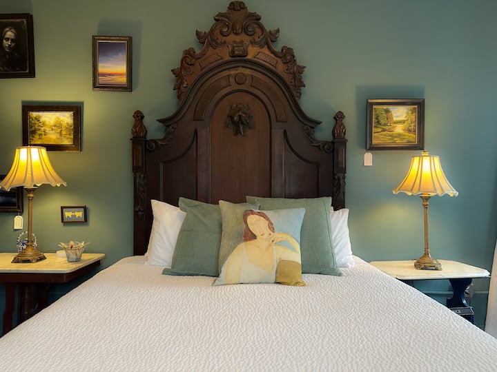 Paris Suite/west Salem Art Hotel - Winston-Salem, NC