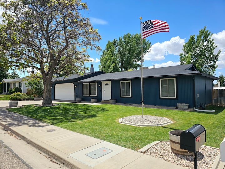 Smart Blue House W/ 2 Car Garage And Fiber. - Cedar City, UT