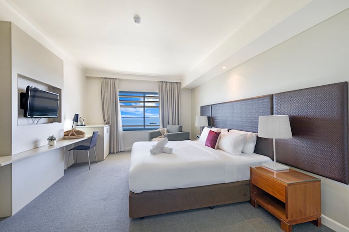 Waterview Oasis: Poolside Living On The Esplanade - Darwin