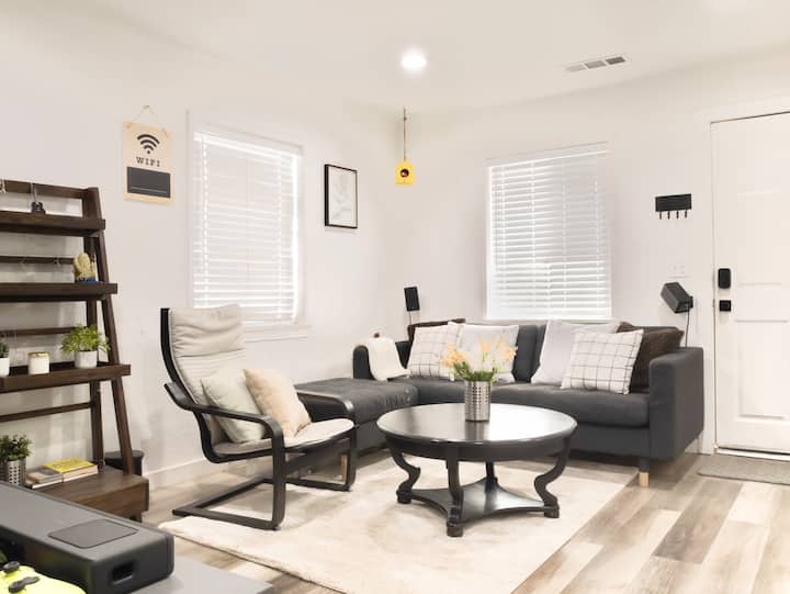 Modern & Private Tulare Getaway Near The Outlets! - Tulare, CA