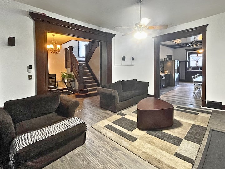 The Iowa Compound: 2 Homes • 9br • Sleeps 16+ - Evansville, IN