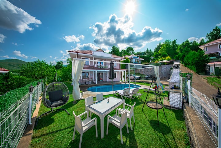 Isıtmalı Havuzlu Göl Manzaralı Müstakil Villa - Sapanca