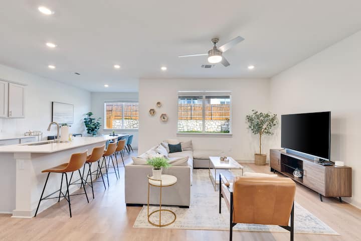 Spacious 4br 3ba W/ Gameroom
Near Dt/ut/domain - Austin, TX