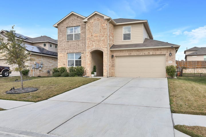 Spacious 4br 3ba W/ Gameroom 
Near Dt/ut/domain - Austin, TX