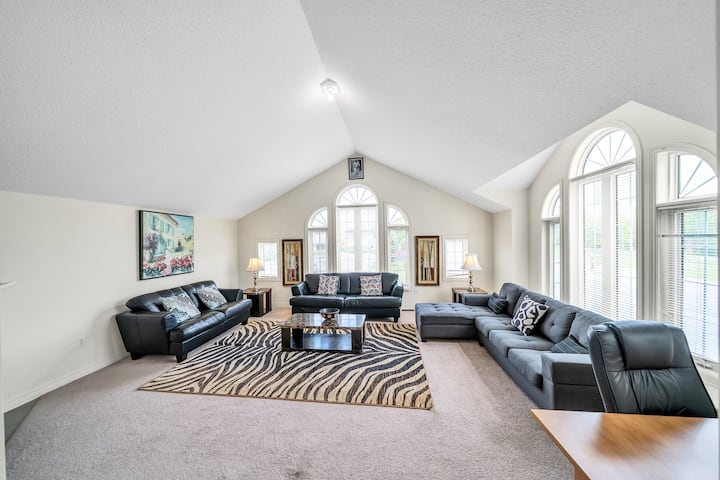 King Size Bed Convenience On Main Floor - Ajax
