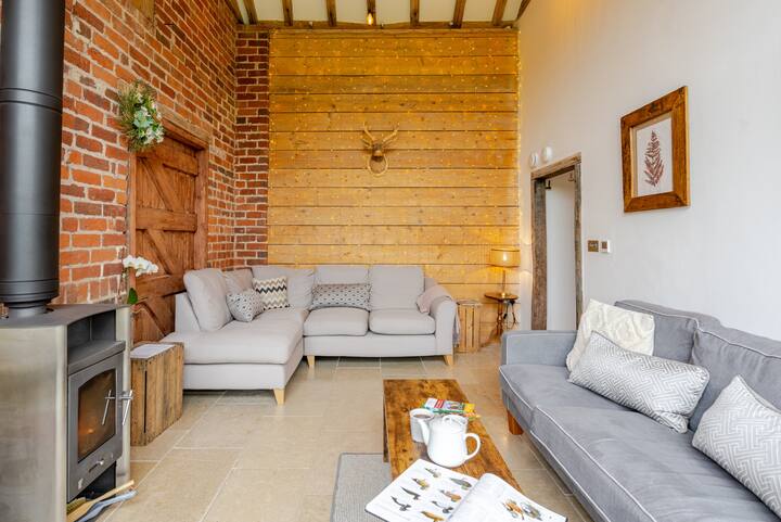 Luxury Two Barns Inc Hot Tub, Pizza Oven, Log Fire - Bewdley