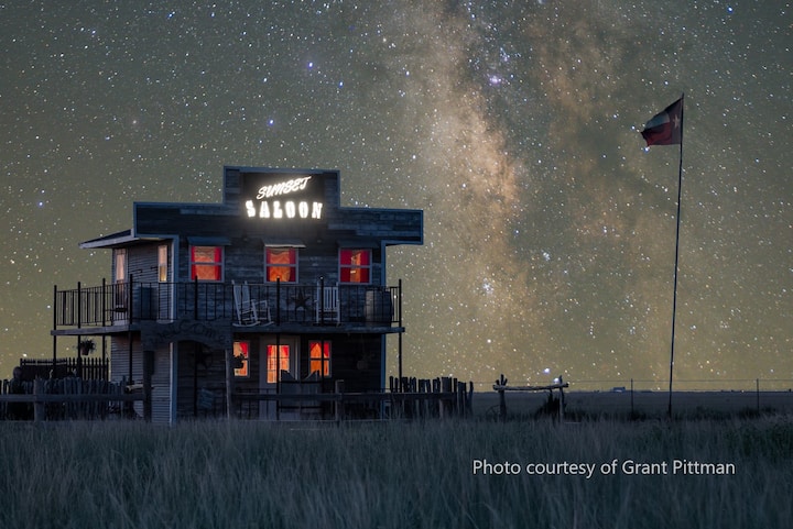Sunset Saloon Themed Stay - Wooden Hot Tub - Texas
