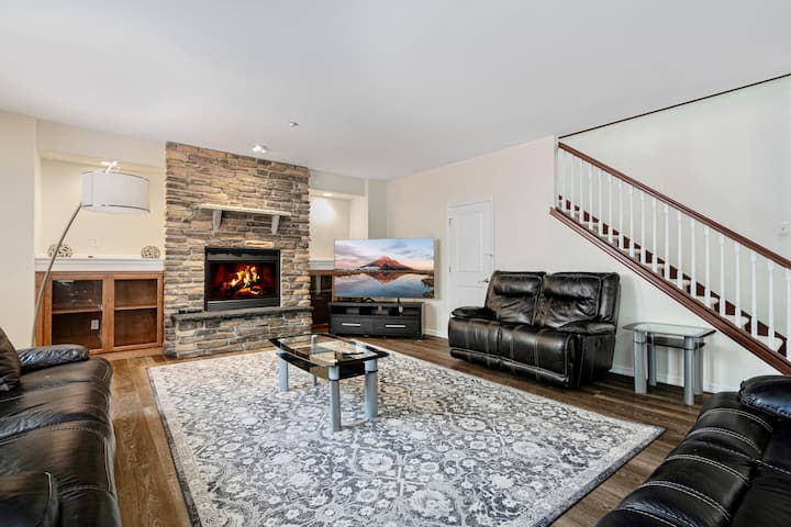 Lovely Villa: Master En-suite Fp - Renton, WA